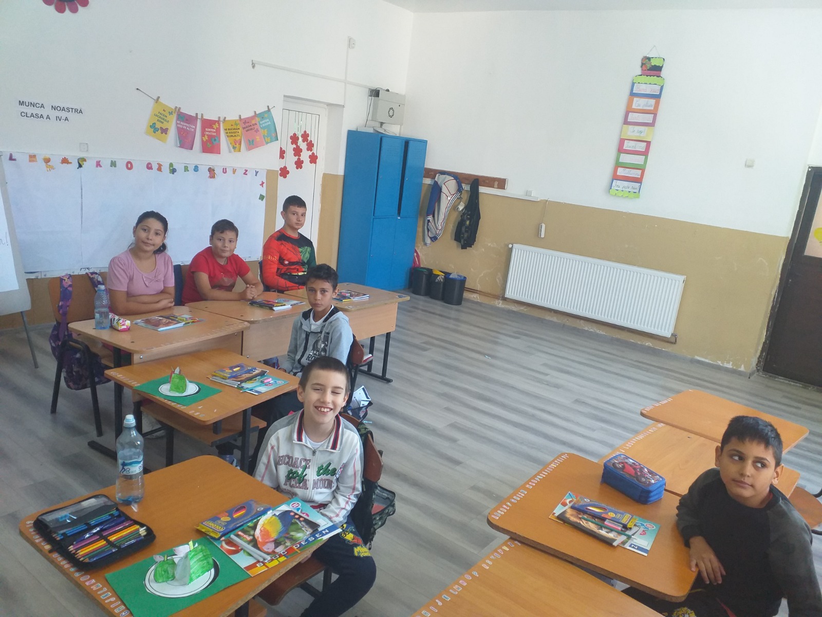 Rechizite pentru elevii rromi de la Școala Sînbotin | Arhiepiscopia ...