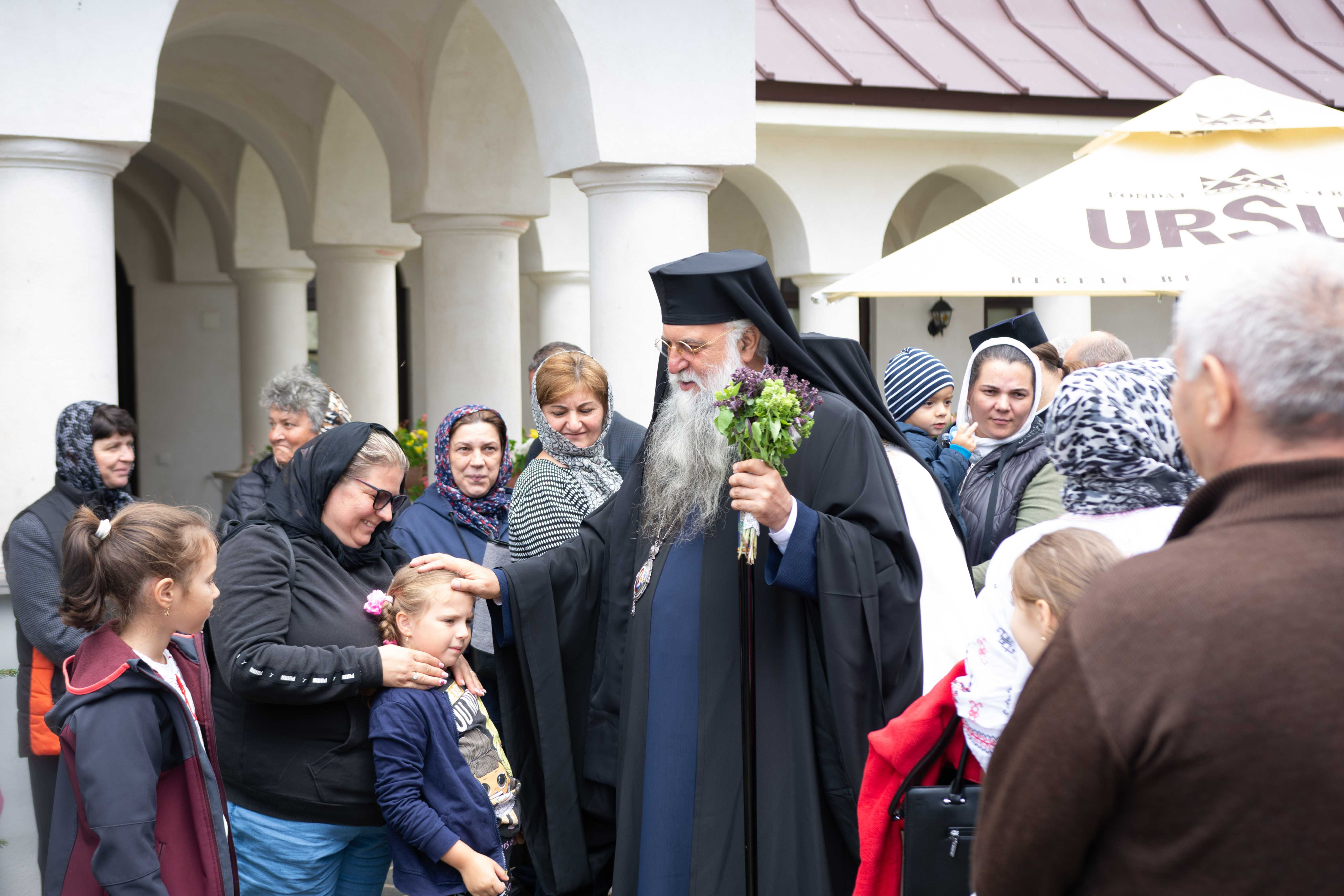 Binecuvântare arhierească la hramul Mănăstirii Vârful lui Roman ...