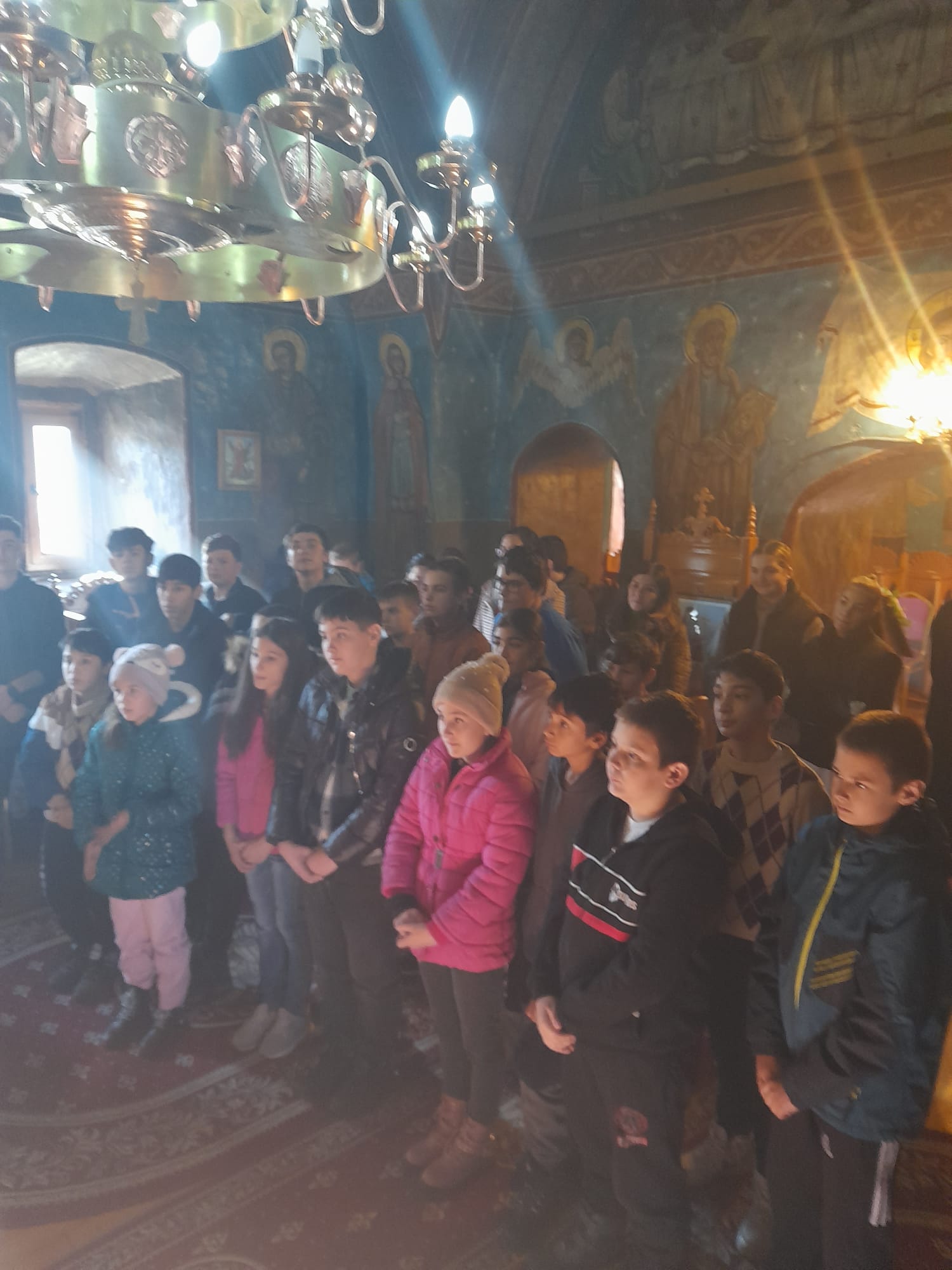 Vizita elevilor din Boișoara la biserica parohială | Arhiepiscopia ...