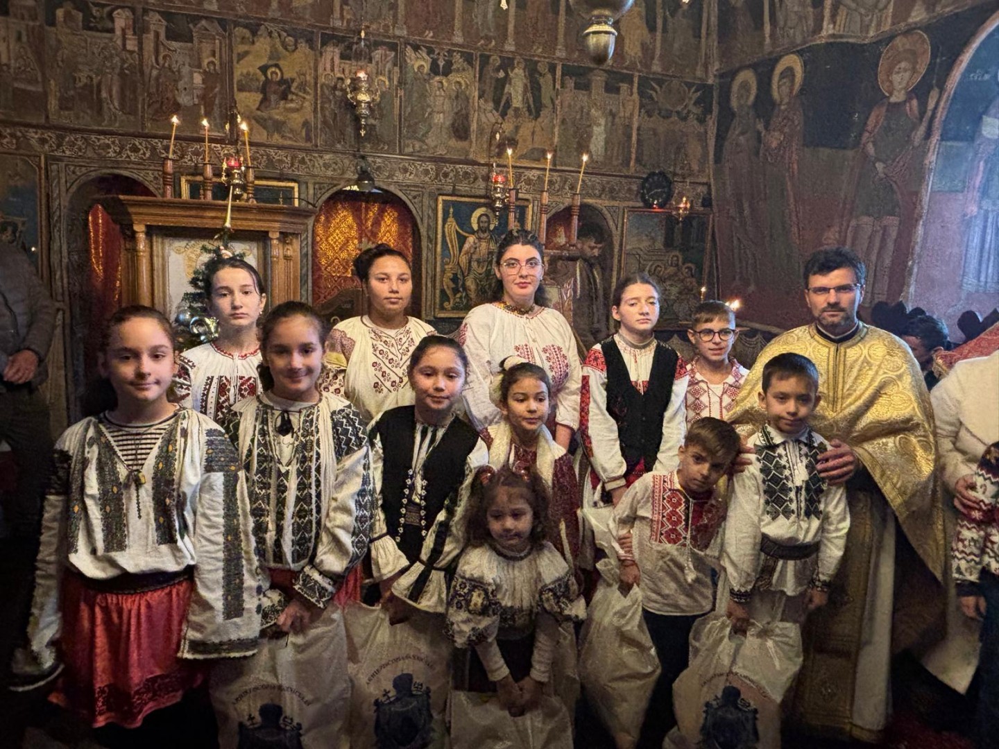 Colinde și daruri la Parohia Bodești II – o traditie a bucuriei și ...