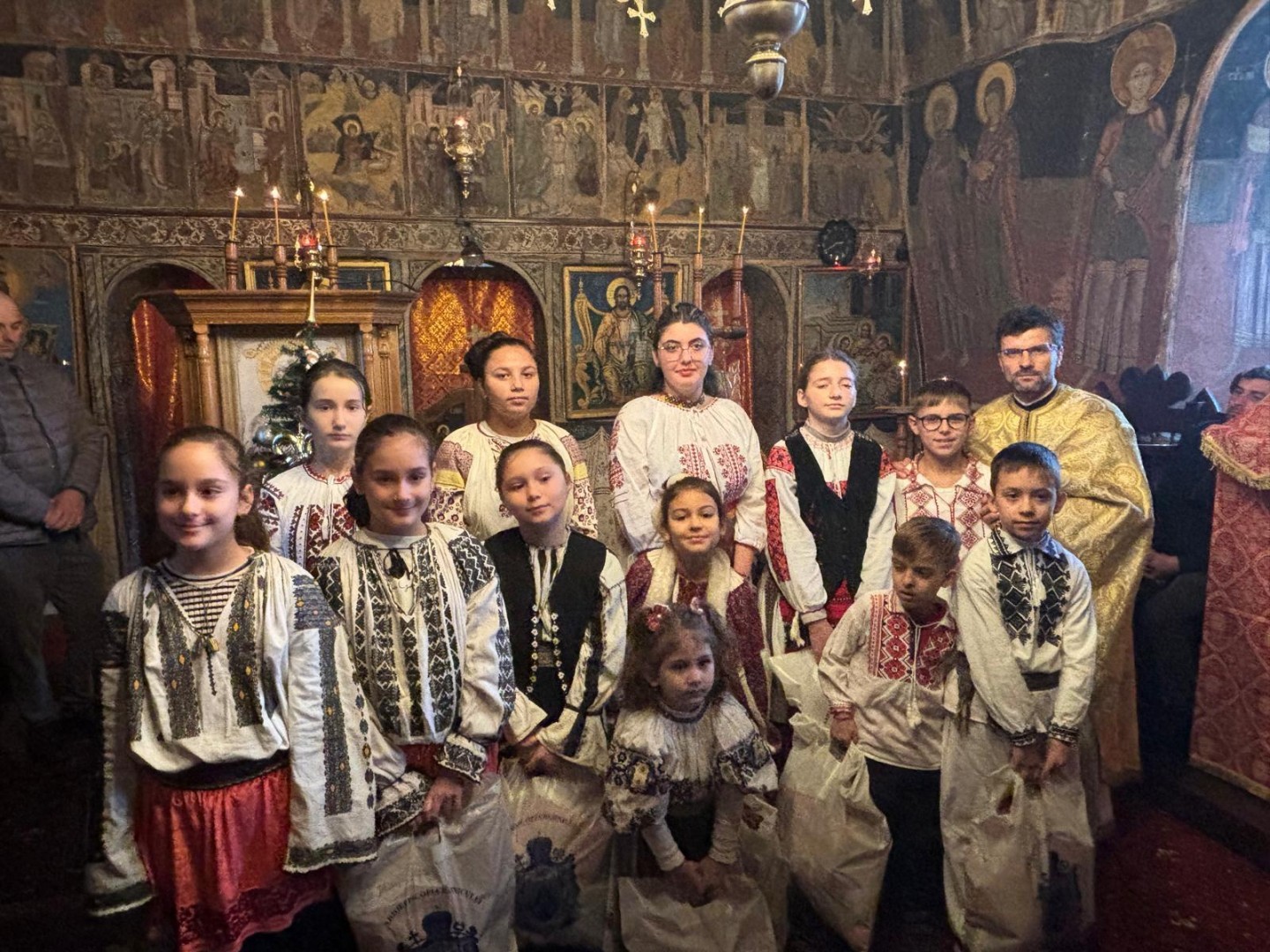 Colinde și daruri la Parohia Bodești II – o traditie a bucuriei și ...